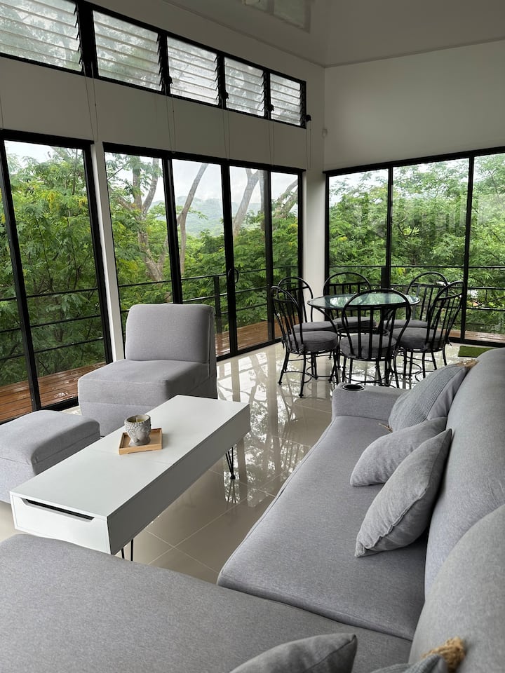 Entre El Bosque Cerca Del Mar - El Salvador