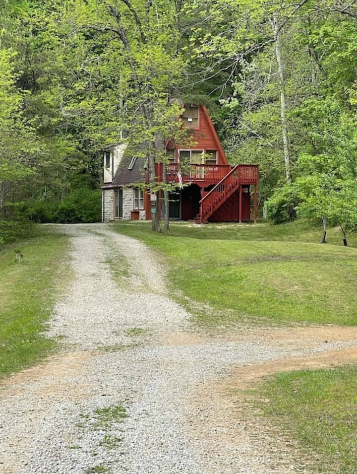 Hocking Hills Getaway Cabin - Laurelville, OH