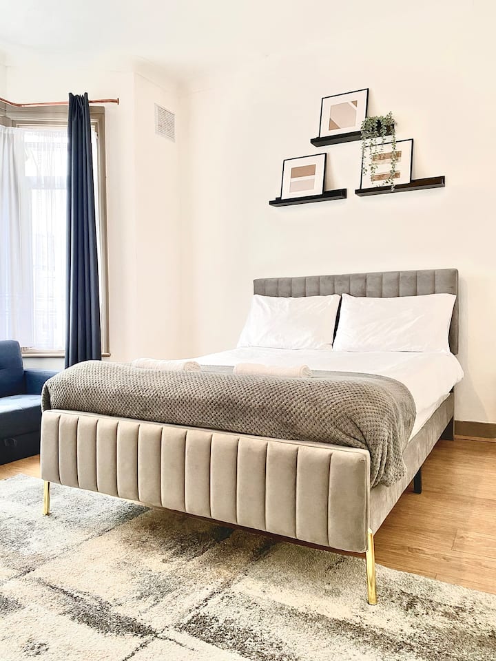 3 Bedroom Home With Parking Near Tottenham - Barnet