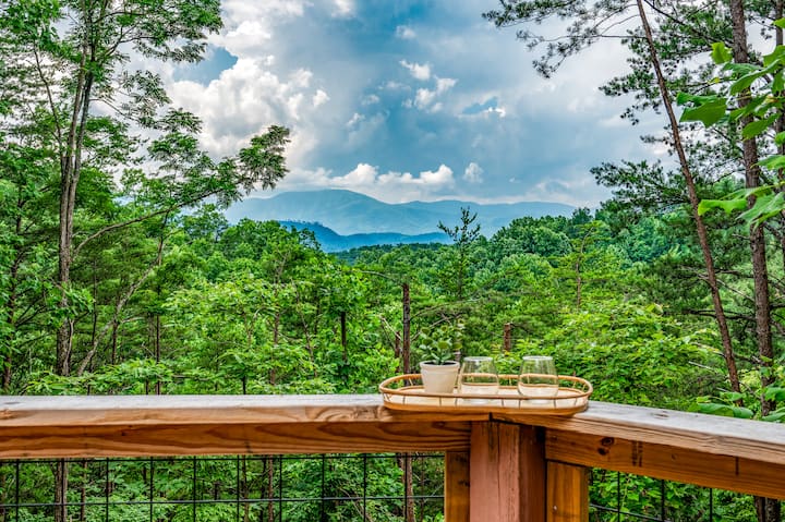Great Mountain Views! New Modern Cabin - Gatlinburg, TN