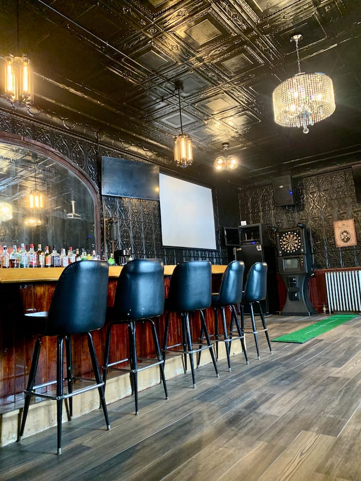 Speakeasy Lounge Sleeps 14 Silver Street By Trail - Ironwood, MI