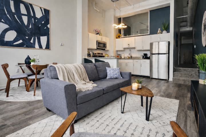 Walk To Stadiums | Downtown 2br With Free Parking - Indianapolis, IN