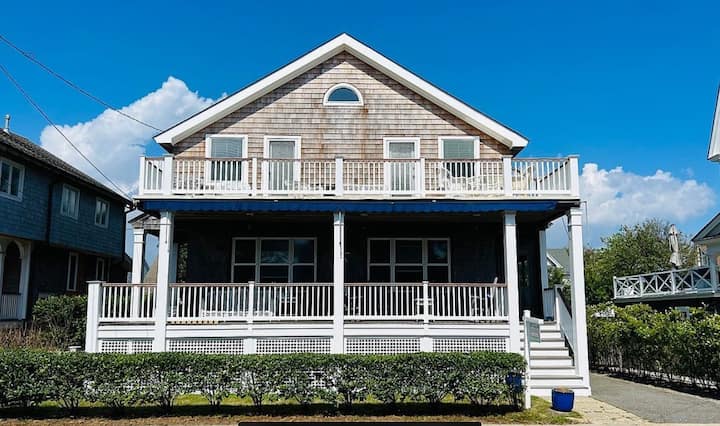 Classic 7br Bay Head House Steps To The Beach! - Bay Head, NJ