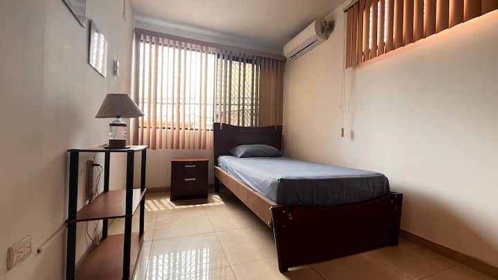 Acogedora Casa Huéspedes. Hab Simple A/a Baño 1 - Ecuador