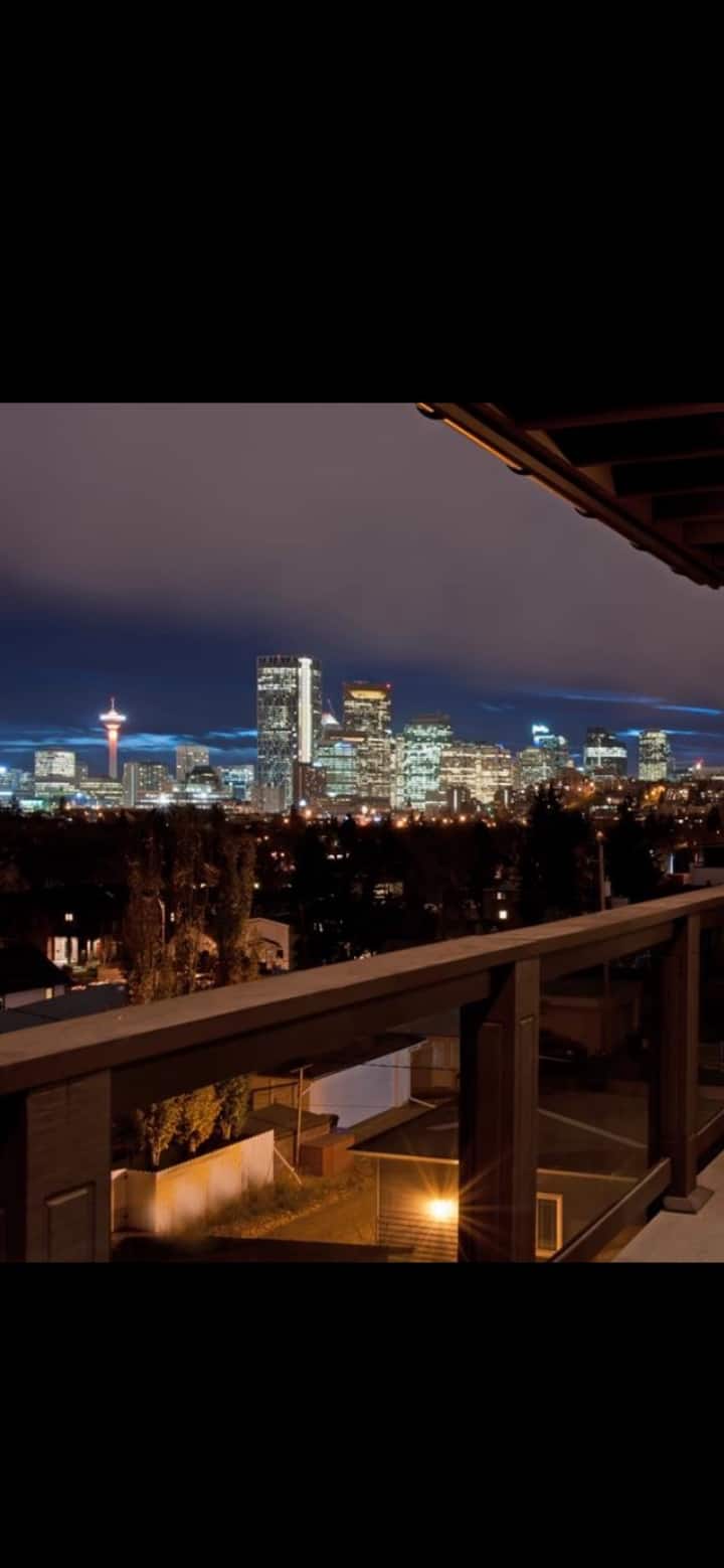 Prime Location, Stunning City Views, Entire Home - 캘거리