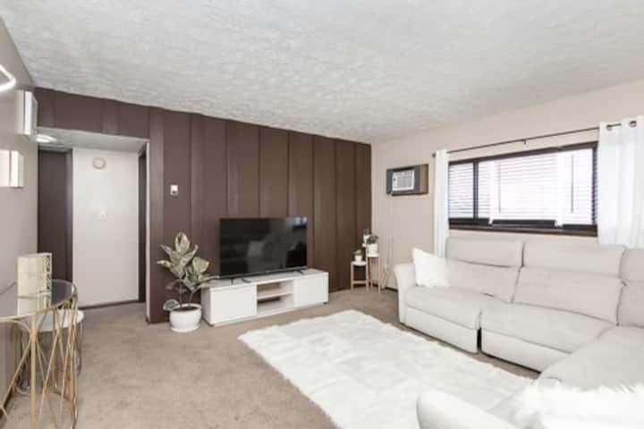 Beige Lovely 1  Bedroom  Unit - Bedford, OH