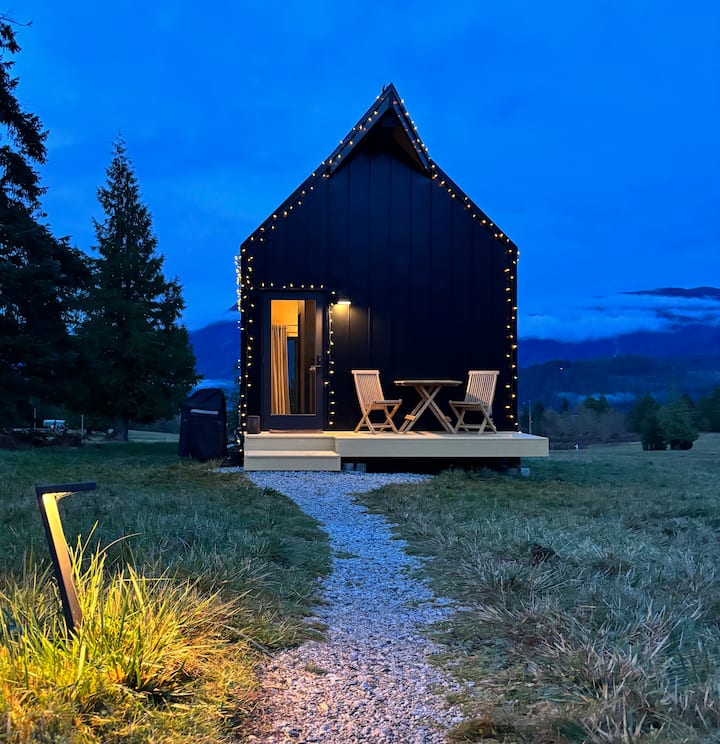 Winter Retreat! View & Location
Nordic Cabin Hygge - Sechelt