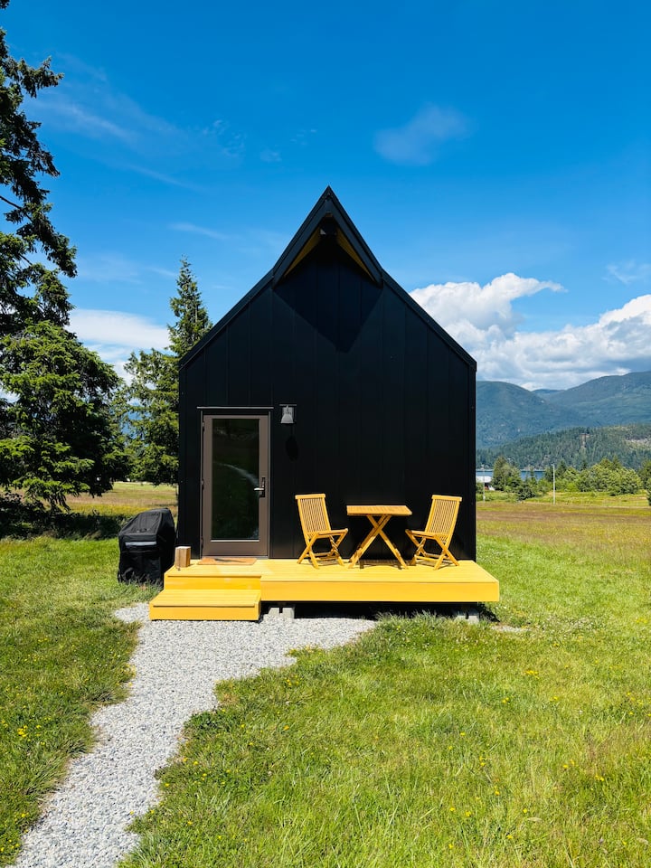 View & Location! All New Modern Cabin Fall Getaway - Sunshine Coast