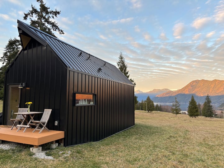 View & Location!
Modern Nordic Cabin Getaway - Sechelt
