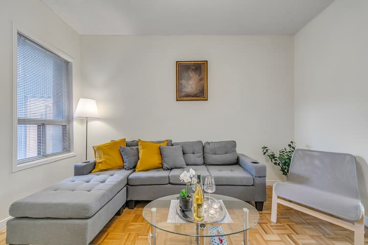Homely Ground Level
Unit
Little Portugal, Toronto - Toronto