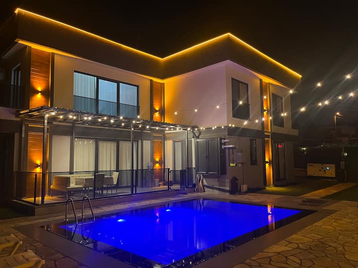 Kartepe Maşukiye-
Isıtmalı Havuzlu Lüks Villa - Kartepe