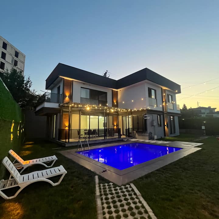 Maşukiye Kartepe-isıtmalı Havuzlu Lüks Villa - Kartepe