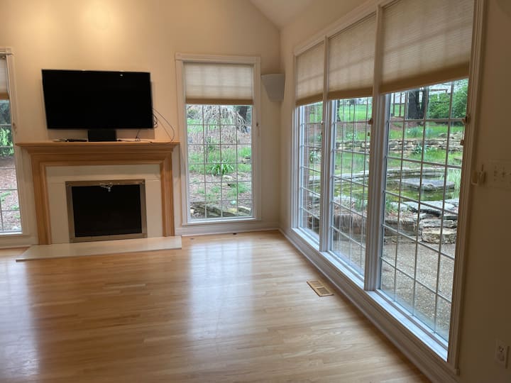 Spacious Brick Home Near Stadium - Bloomington