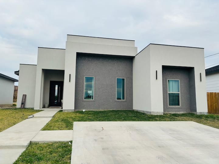 Modern Lush Private Home - Eagle Pass, TX