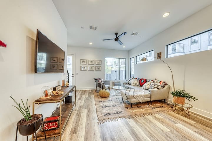 Dog-friendly 2br Near Ut & Q2 | Free Parking - Austin, TX