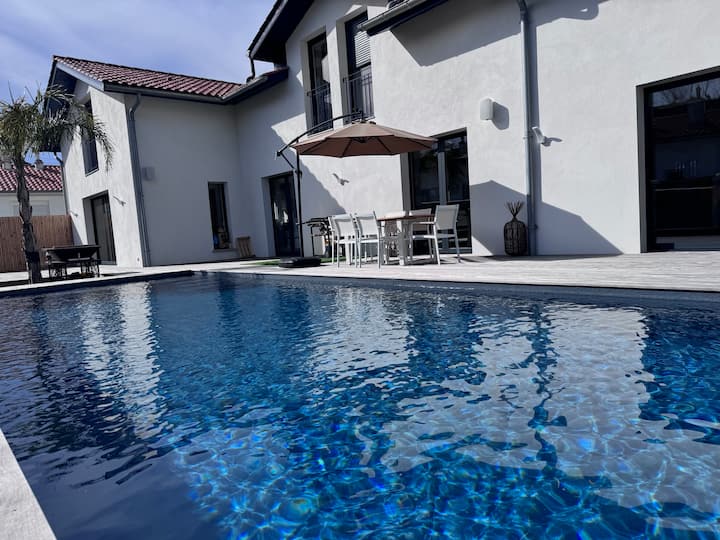 Maison Avec Piscine Chauffée - Bidart