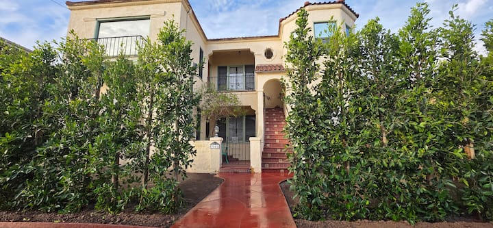Spacious Urban Oasis - A Quick Walk To The Beach - Long Beach, CA