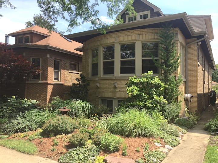 Cozy Bungalow Getaway - Chicago, IL
