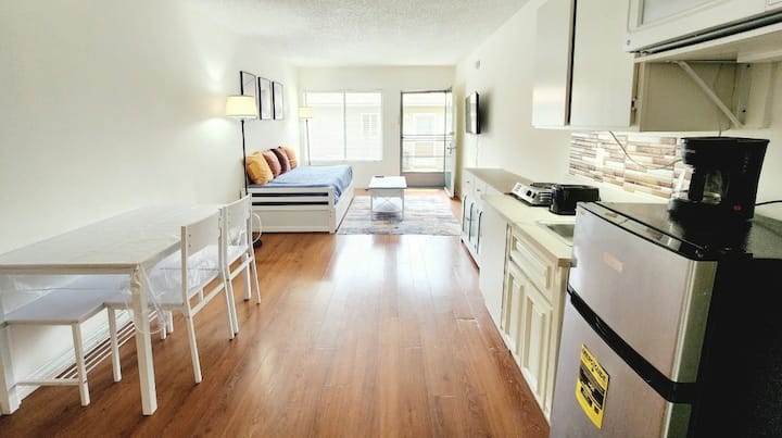 Cozy Modern Studio (Heater+ac & Wifi) - Santa Monica, CA