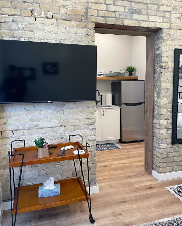 Brick & Glass Flat - 1br Private Apartment - London, ON, Canada