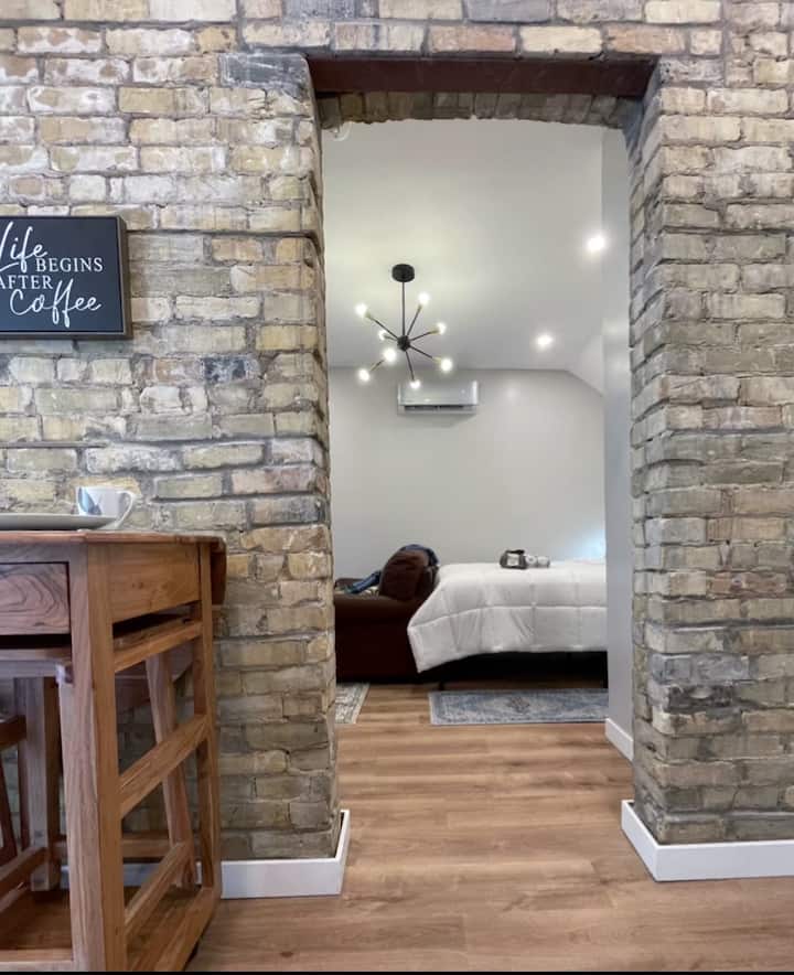 Honey Brick Studio Apartment - Private - London, ON, Canada
