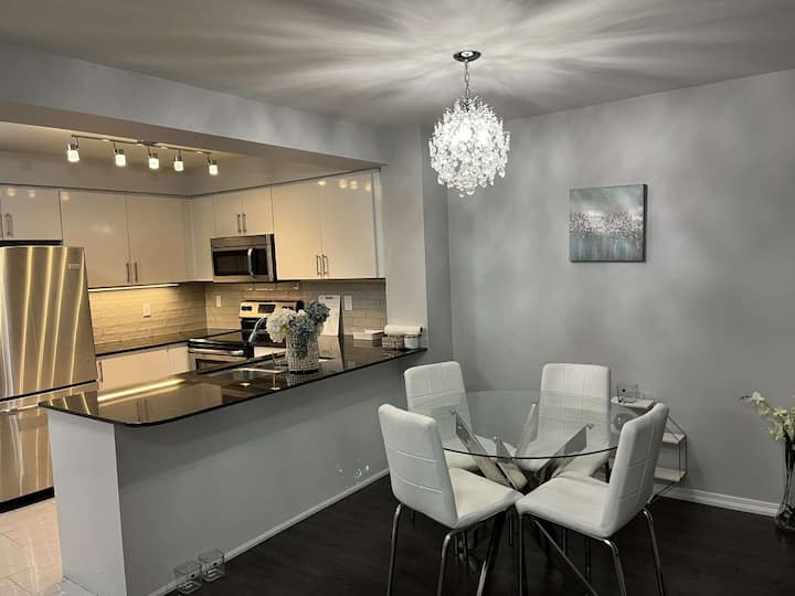 Luxurious Condo Apartment - Richmond Hill