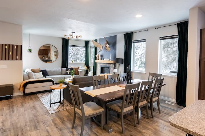 Comfy Beds, Space To Spread Out, Creekside Jacuzzi - Anchorage, AK