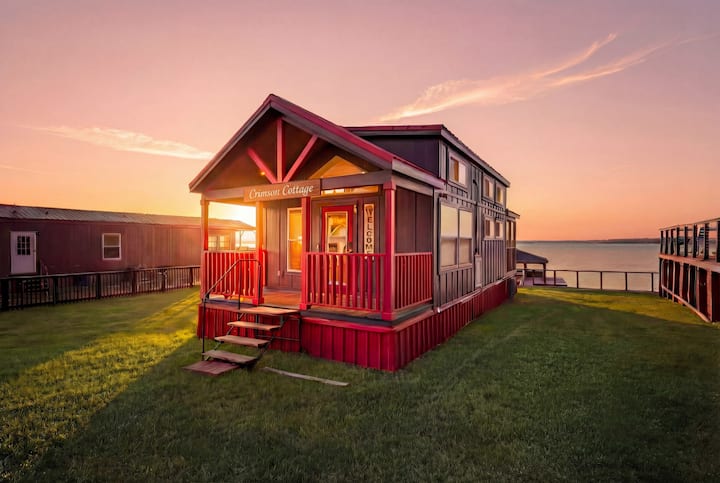 Lakefront Cottage With Hot Tub & Sunset Views - Mount Pleasant, TX