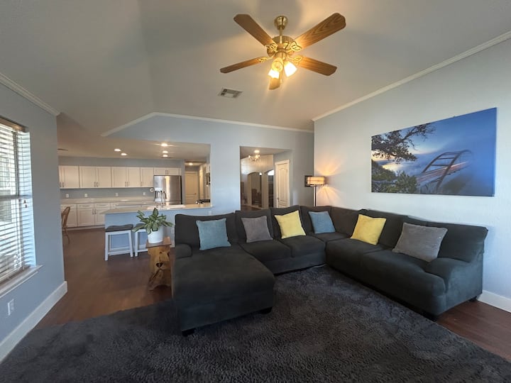 Large Family Home Close To Austin - Pflugerville, TX