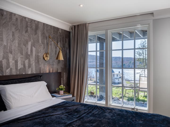 Lakeside Designer Retreat With Sunset Views - Carmel, NY