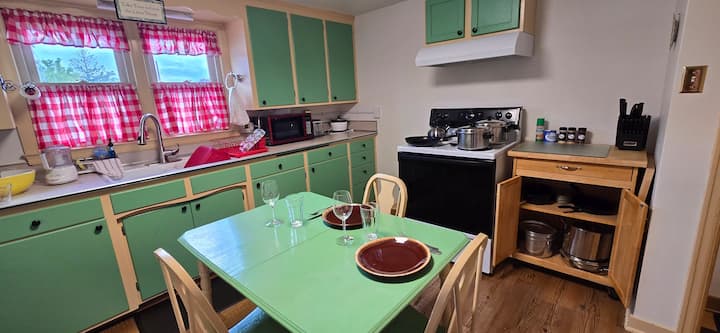 Clean Vintage 2br Upper • Quiet & Comfortable - Manitowoc, WI