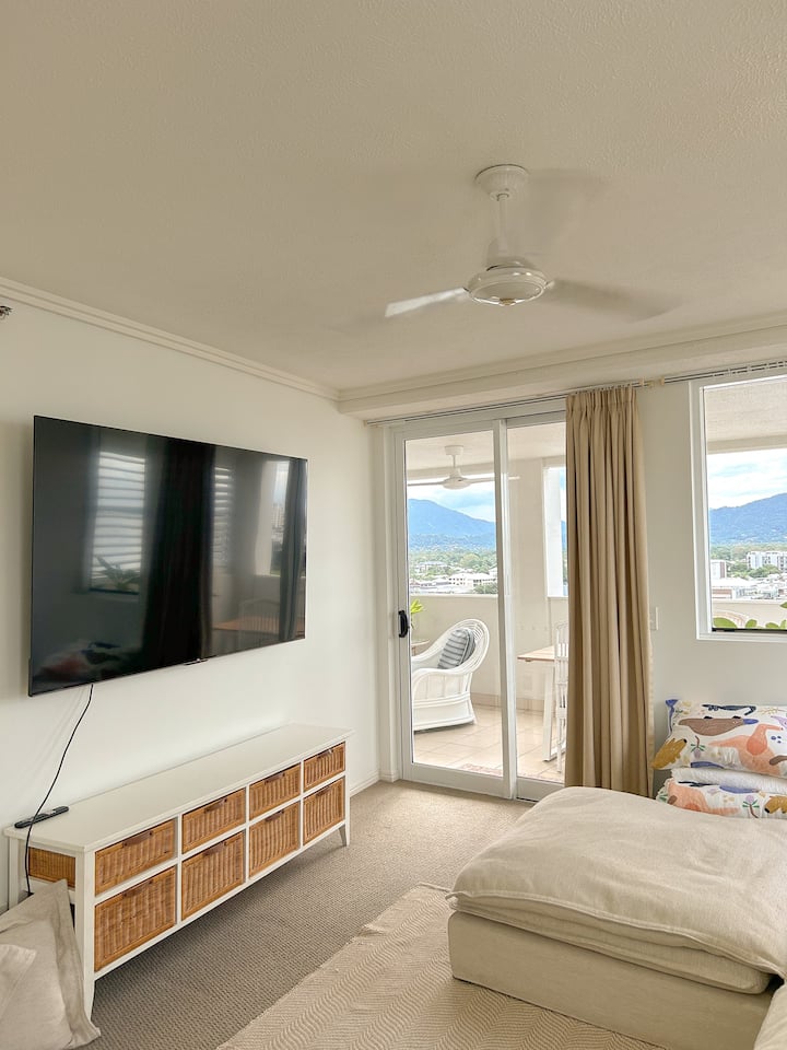 City And Water View Apartment - Cairns