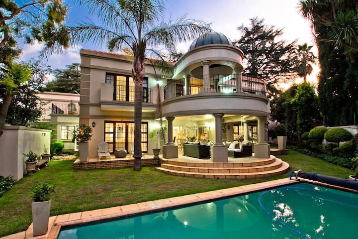 Luxury Hyde Park 5 Bedroom Home - Walk To Mall - Johannesburg