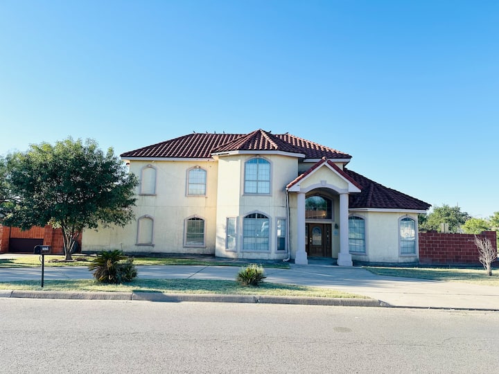 D’s Beautiful Custom Two Story Home For Up To 9 - Eagle Pass, TX