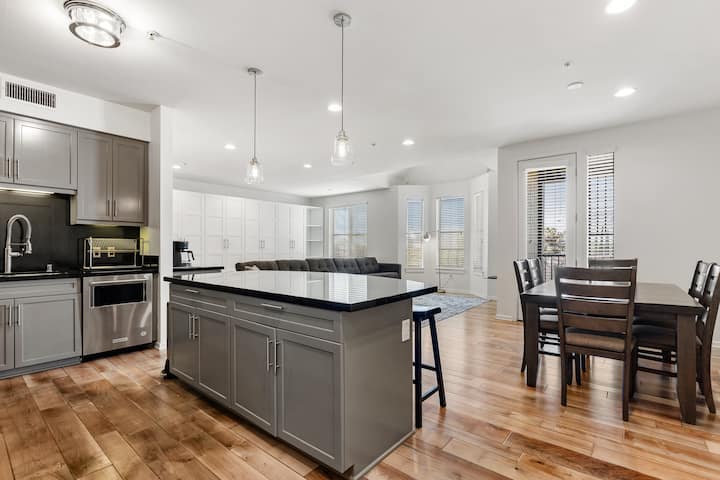 Vibrant Farmers Market Townhouse - Arcadia, CA