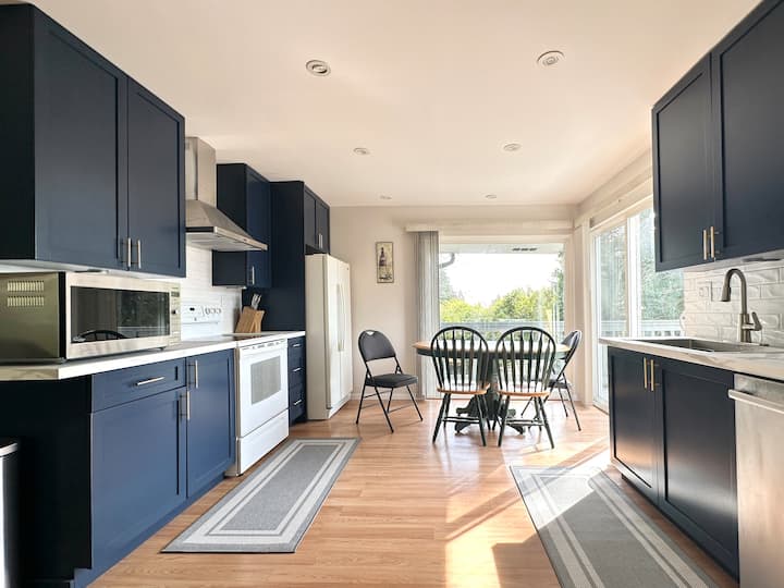 Newly Renovated 3 Bed 2 Bath, Bright And Spacious - North Vancouver