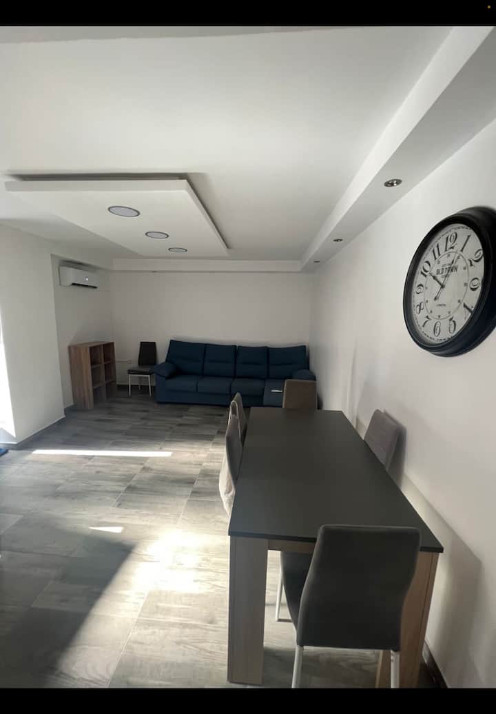 Estupendo Con 5 Habitaciones - Almería