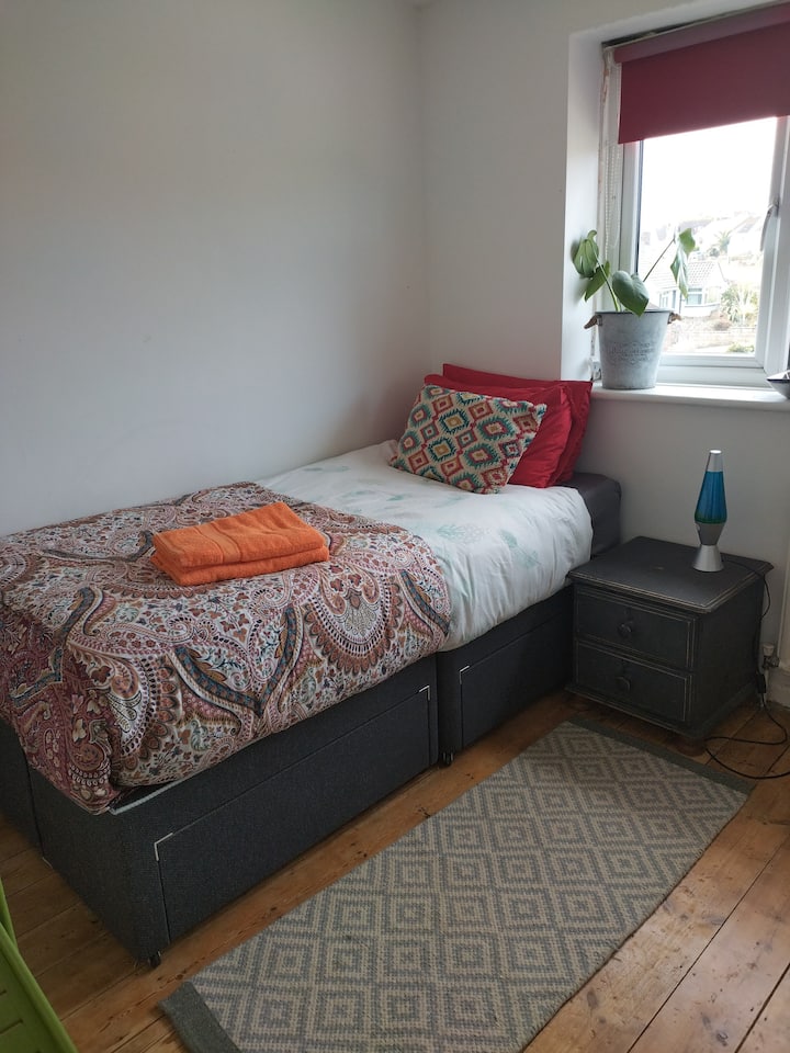 Single Bed In Light & Airy Double Bedroom - Seaford