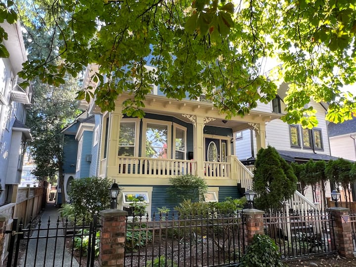 2-bedroom Suite Of Heritage House Near Skytrain - Vancouver