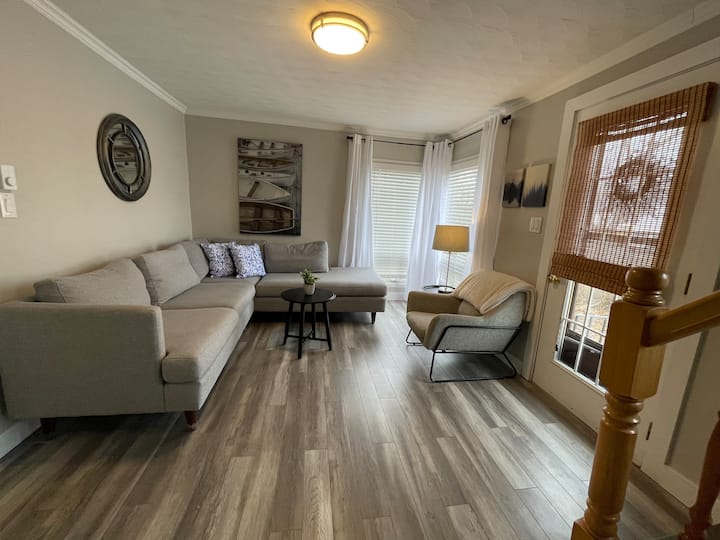 Cozy Home, 2 Bedrm, 2 Baths - Moncton