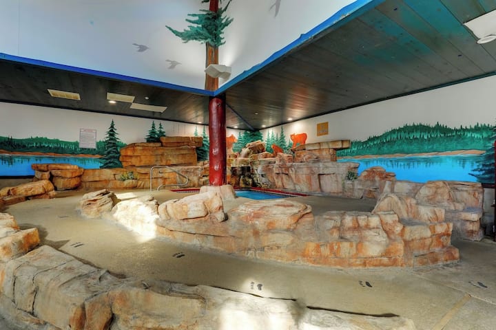 Rustic & Cozy: Heated Pools Near Columbia Downtown - Columbia, MO