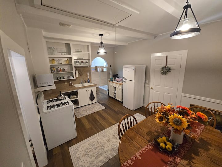 Aurora Cottage - Oregon Renaissance Faire