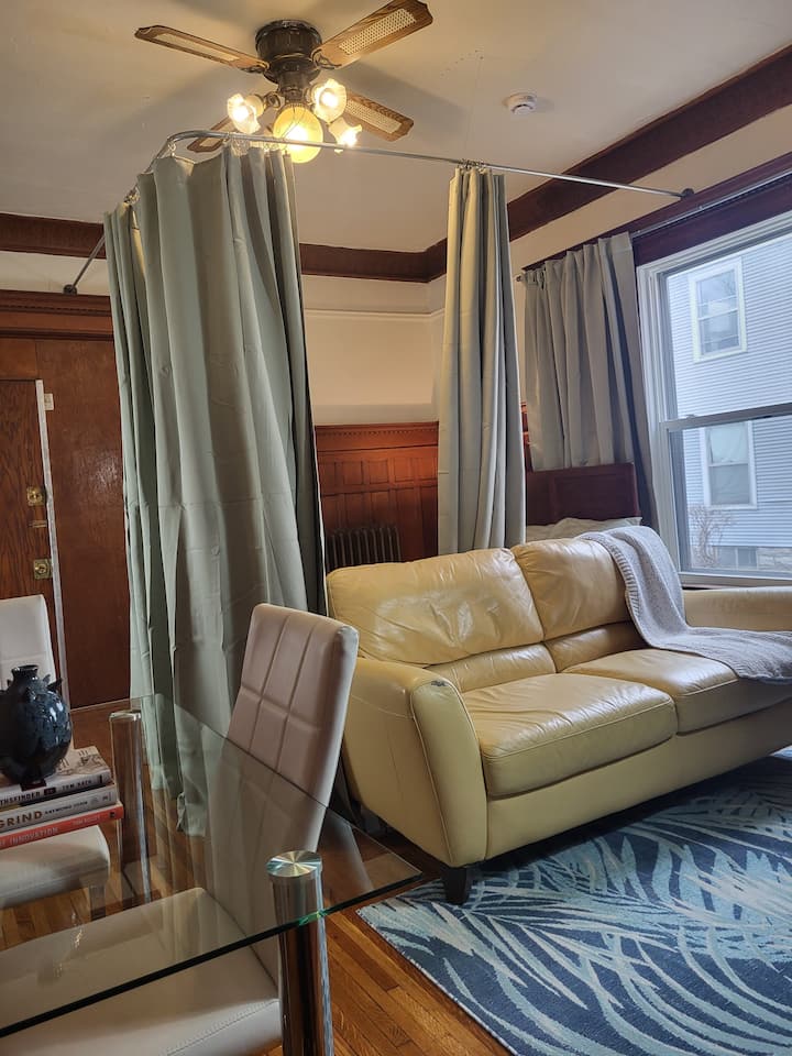 Charming Studio Retreat Near Us Bank Stadium - Minneapolis, MN