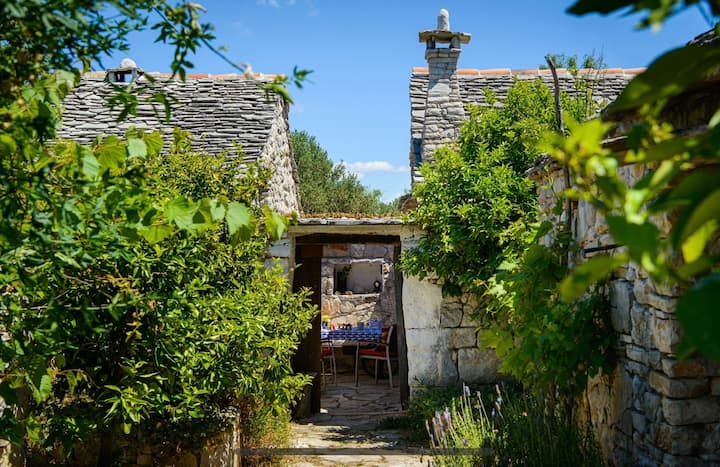 Romantic Stone House And Yard Near Stunning Beach - Croatia