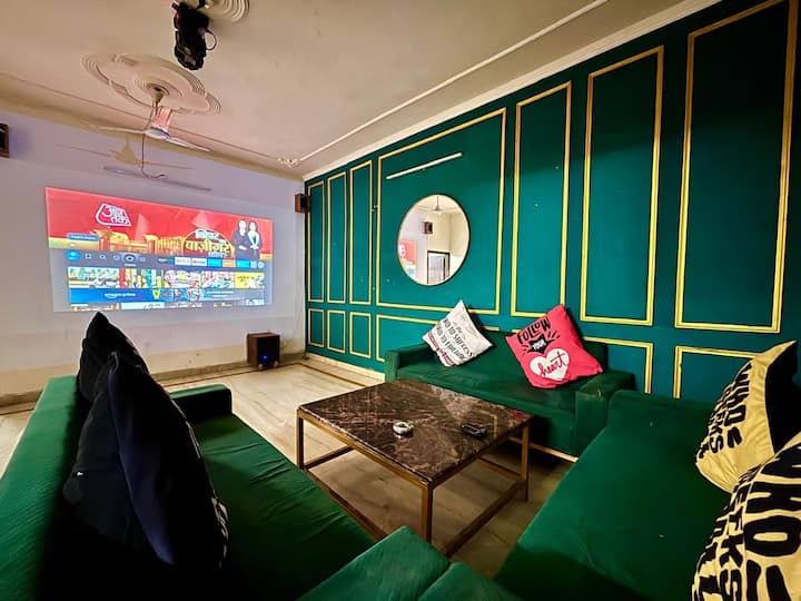 10. 2bhk Spaces Family, Friends, Relax By Instay - Noida