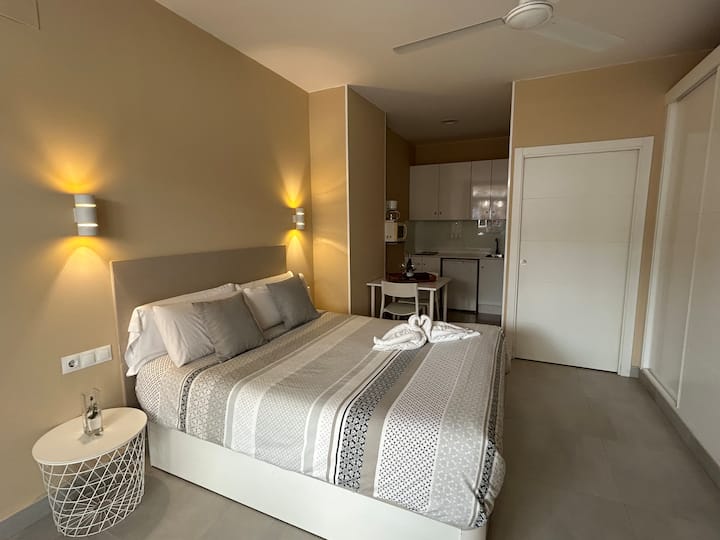 Estudio Pie De Calle Junto Al Mar En Torremolinos - Torremolinos