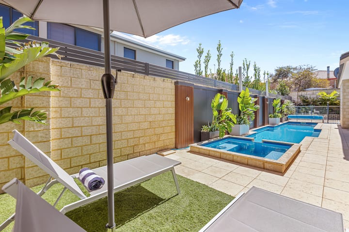 Pool/sauna/kids Cubby/walk To Beach- Coastal Luxe - Perth