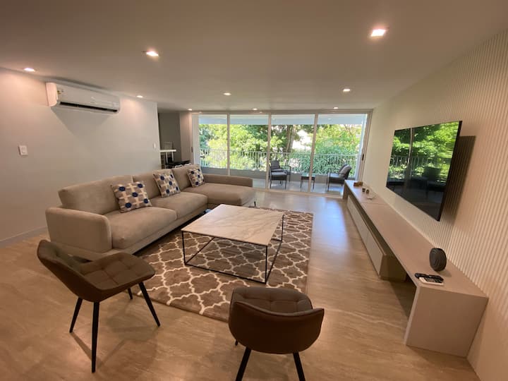 Apartment For 6 In Altamira. B4 - Caracas