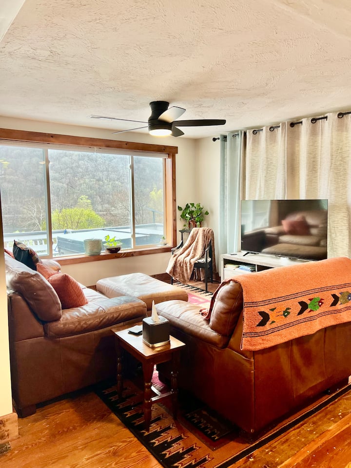 The Blue Ridge Bungalow - Pembroke, VA