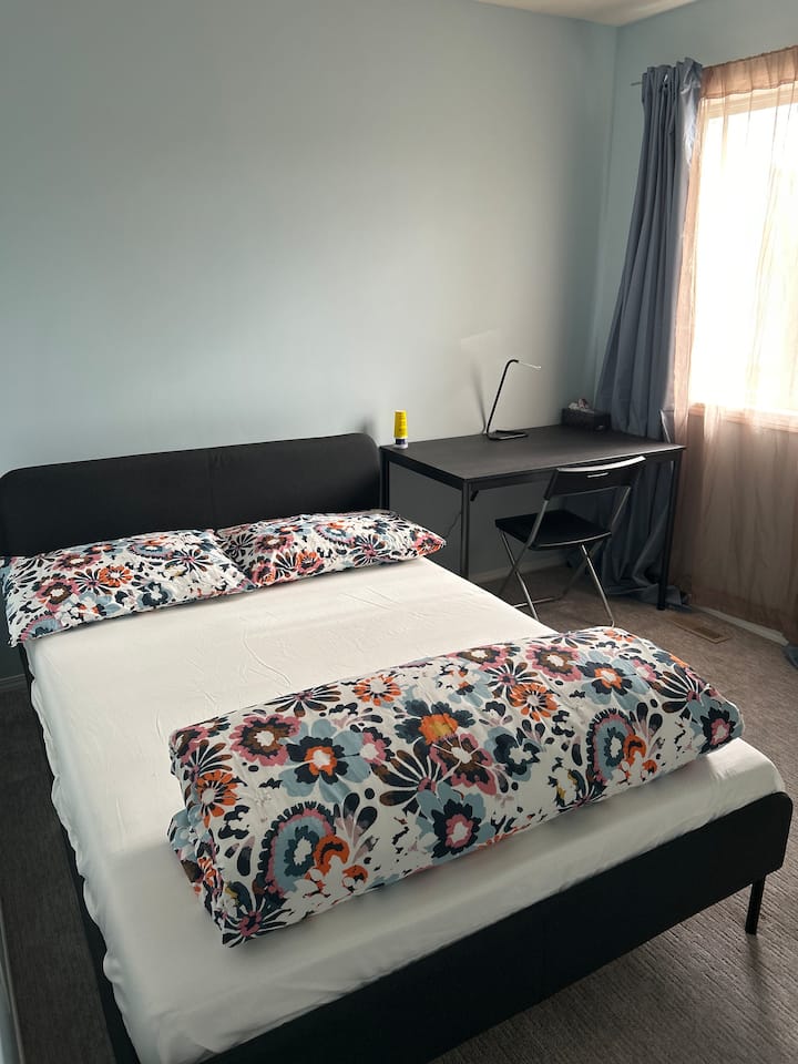 Secured Private Double Bed With Desk & Pvt Toilet - アルバータ